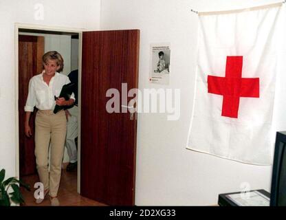 Princess Diana arrives in Luanda Angola January 1997 Stock Photo - Alamy