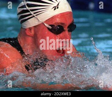 MICHELLE SMITH WITH GOLD MEDAL ATLANTA 01 August 1996 Stock Photo - Alamy