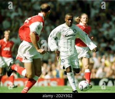 Soccer Leeds v Arsenal : Leeds Rod Wallace (right) puts Arsenal's ...