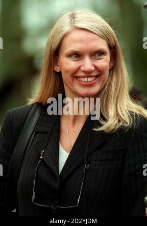 PA NEWS PHOTO 27/4/98 THE PRINCESS ROYAL ON A VISIT TO THE NOAH'S ARK ...