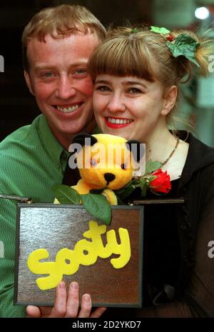 PA NEWS PHOTO 6/5/98 LIANA BRIDGES AND RICHARD CADELL AT A PHOTOCALL IN ...