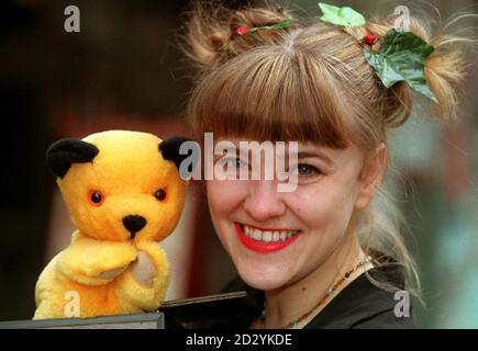 PA NEWS PHOTO 6/5/98 LIANA BRIDGES AND RICHARD CADELL AT A PHOTOCALL IN ...