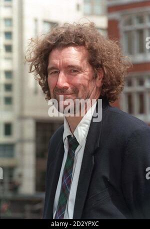 PA NEWS PHOTO 10/6/98 ACTOR CLIVE RUSSELL AT A PHOTOCALL FOR THE NEW ...