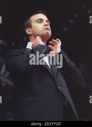 V98 FESTIVAL Robbie Williams Stock Photo - Alamy