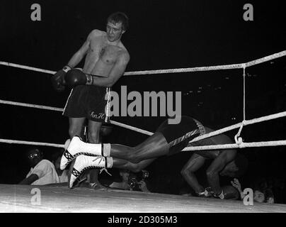 American challenger Hedgemon Lewis stumbles on the ropes during round ...