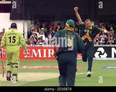 Allan Donald South African bowler Cricket Stock Photo - Alamy