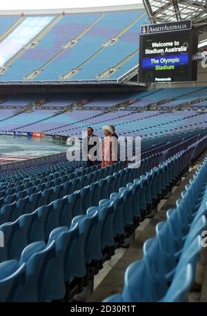 The Queen inspects Stadium Australia at Homebush Bay in Sydney ...