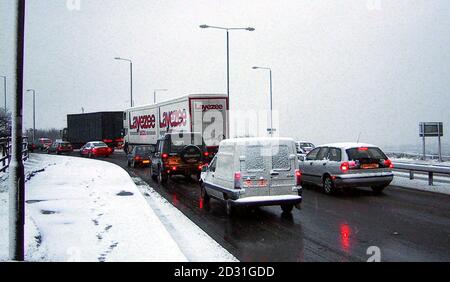 Snow fall in Yorkshire makes for difficult road conditions hampering ...