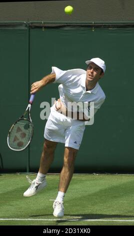 Great Britain's Jamie Delgado returns to Ukraine's Andrei Medvedev ...