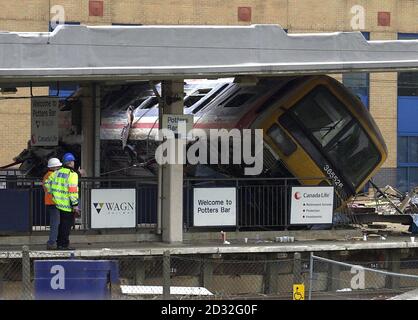 Great Northern train on the platform at Kings Cross railway train ...