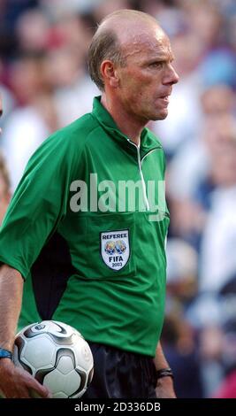Steve Bennett, Referee Stock Photo - Alamy