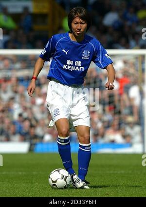 Leeds United's Harry Kewell (left) battles for the ball with Chelsea's ...