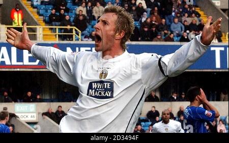 Leeds United's Rob Hulse celebrates scoring the equaliser Stock Photo ...