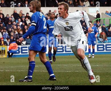 Leeds United's Rob Hulse celebrates scoring the equaliser Stock Photo ...