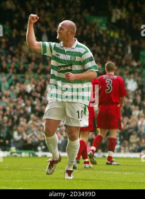 Celtic's John Hartson celebrates scoring against Motherwell Stock Photo ...