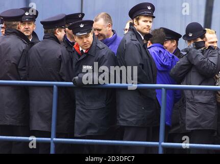 Prison Officers outside Barlinnie Prison in Glasgow as prison officers ...