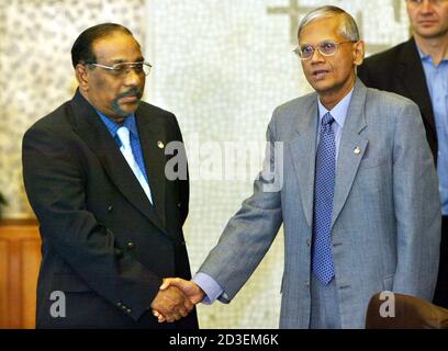 HAKONE, Japan - Anton Balasingham (L), chief negotiator of Sri Lanka's ...