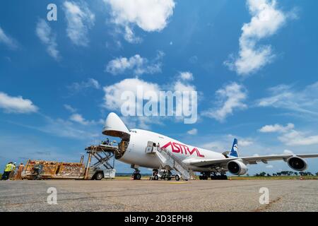 Boeing 747 jumbo jet loading cargo freight containers pallets against a ...