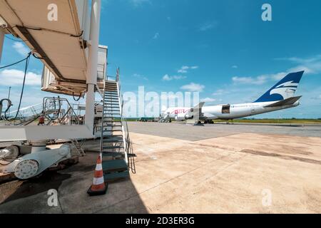 Boeing 747 jet nose view landing Stock Photo - Alamy