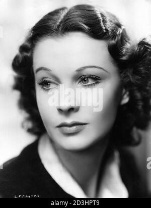 21 DAYS, (aka 21 DAYS TOGETHER), Vivien Leigh, embracing Laurence ...