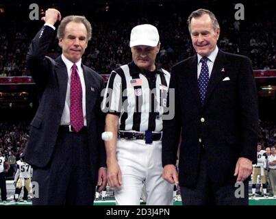 Former Dallas Cowboys quarterback Roger Staubach, second from left ...