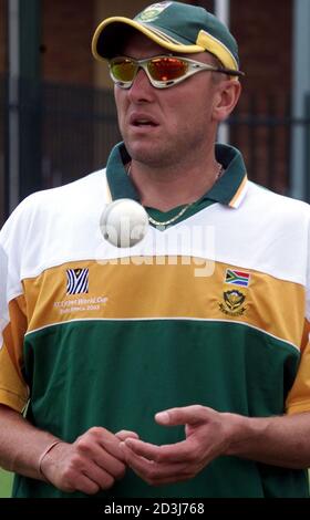 Allan Donald South African Fast bowler Cricket Stock Photo - Alamy
