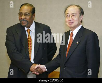 HAKONE, Japan - Anton Balasingham (L), chief negotiator of Sri Lanka's ...