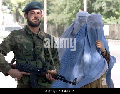 Afghan women wearing burqas in a Kabul, Afghanistan market Stock Photo ...