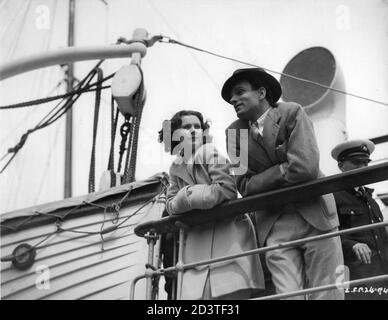 21 DAYS, (aka 21 DAYS TOGETHER), Vivien Leigh, embracing Laurence ...