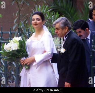 Muslim bride in Istanbul Stock Photo - Alamy