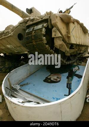 Iraq War Challenger II Tank crew Stock Photo - Alamy