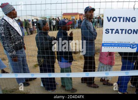 Ten years after South Africa's first democratic elections voters queue ...