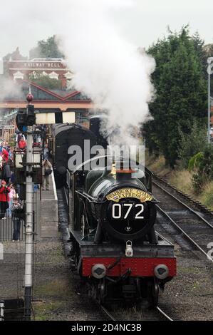 "Kinlet Hall" running round its train at Kidderminster Stock Photo - Alamy