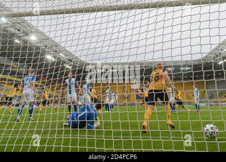 from left: Goal scorer Morten Liebert (SV Todesfelde, 11) and Justin ...