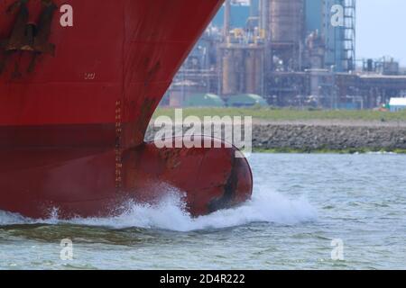 Bulbous Bow or protruding bulb & Waterline Plimsoll Line, Depth ...