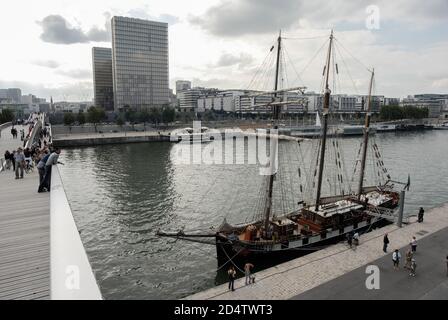 THE 1916 TREE MAST SCHOONER "LA BOUDEUSE" IN PARIS RIVER SEINE - PARIS ...