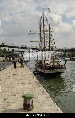 THE 1916 TREE MAST SCHOONER "LA BOUDEUSE" IN PARIS RIVER SEINE - PARIS ...