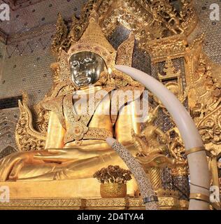 Golden Mahamuni Buddha Temple. Amazing architecture of Buddhist Temples ...