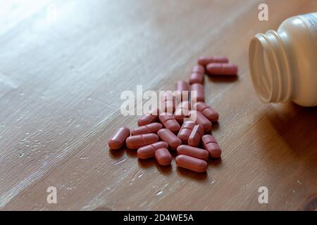 Multivitamin mineral pills health food supplements in hand of man Stock ...