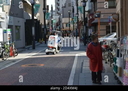 Japanese delivery man outside Stock Photo - Alamy