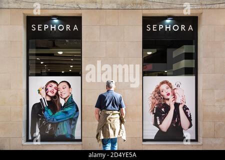 Sephora display window and advertisement Stock Photo - Alamy