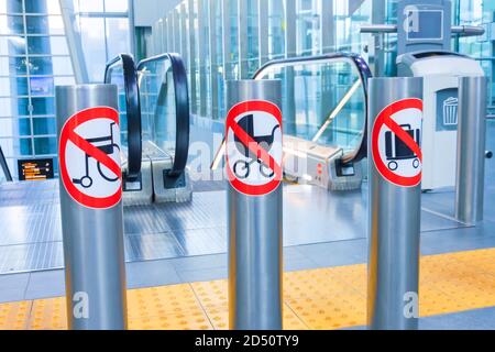 sign no strollers on the escalator Stock Photo - Alamy