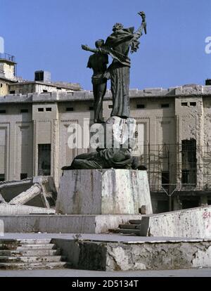 Statue in Martyrs' Square (Sahat al-Burj) with Mohammad Al-Amin Mosque ...