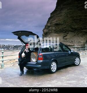Vauxhall Vectra V6 estate car 2000 Stock Photo - Alamy