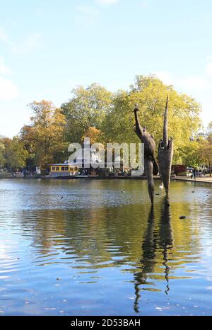 Autumn colours around the West Boating Lake and Pavilion Cafe, in ...