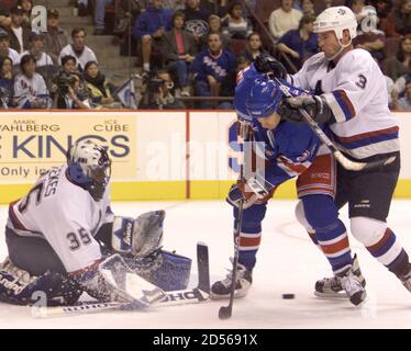 Kevin Weekes makes his New York Rangers debut at Madison Square Garden ...