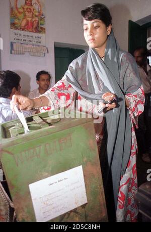 Howrah, West Bengal, India -October 13, 2021 : Hindu devotee dancing ...