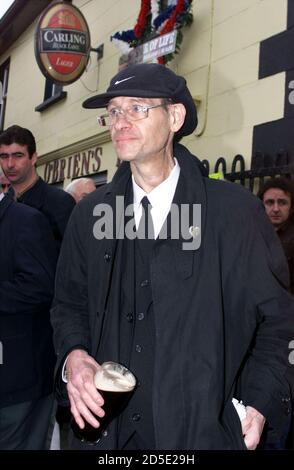Oliver Reed funeral/Alex Higgins Stock Photo - Alamy