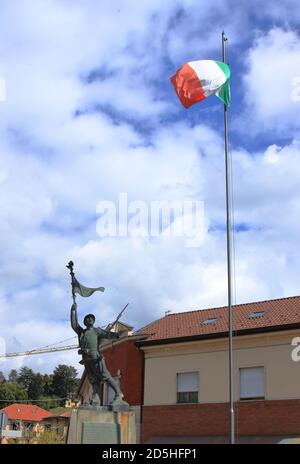 bronze statue of Italian partisan in front of the tricolor flag Stock ...