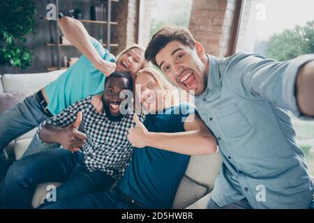 Photo of fellows group party people celebrating x-mas holding clinking ...